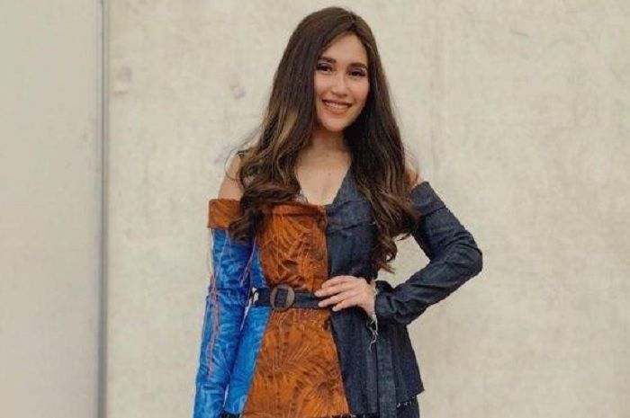 Mejeng Seksi, Gaya Ayu Ting Ting Kenakan Kemben Sambil Pamer Bahu ...