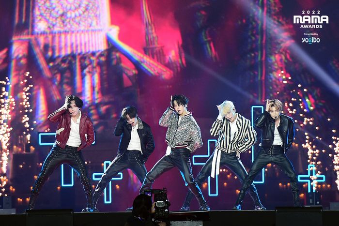 Spektakuler, Intip 4 Penampilan Idol KPop di MAMA Awards 2022 - CewekBanget
