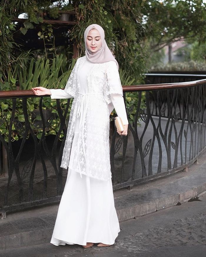 5 Gaya OOTD Hijab Menawan Pakai Outer Brokat Buat Kondangan! - Semua ...