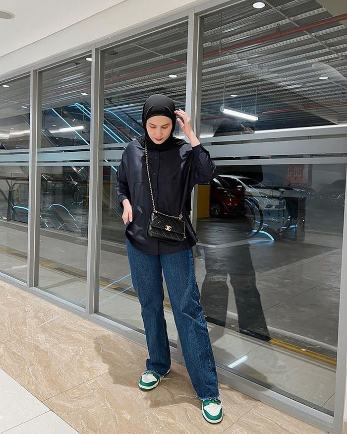 5 Gaya OOTD Hijab Modis Buat ke Mall ala Selebgram Dwi Handayani ...