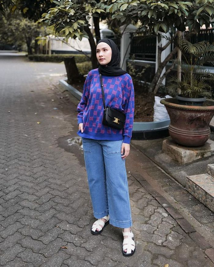 5 Gaya OOTD Hijab Modis Buat ke Mall ala Selebgram Dwi Handayani - CewekBanget