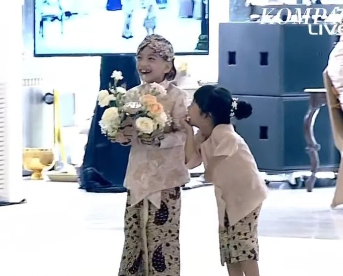 Gemas! Intip 4 Potret Jan Ethes Saat Antar Cincin Pernikahan Kaesang-Erina - Nova