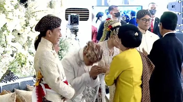 Sri Sultan Hamengkubuwono X dan GKR Hemas Hadiri Pernikahan Kaesang ... Sri Sultan Hamengkubuwono X dan GKR Hemas Hadiri Pernikahan Kaesang ...