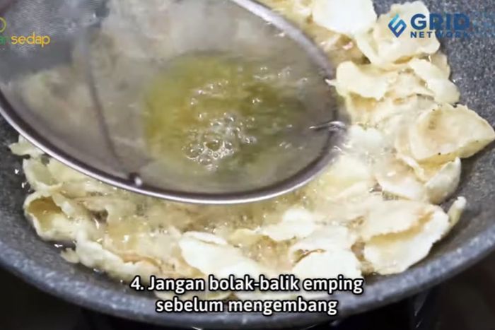 Trik Menggoreng Emping Melinjo Mekar dan Renyah ala Catering Pernikahan, Harus “Digoyang-goyang ...