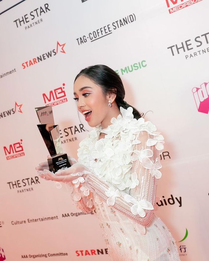 Potret Anggun Lyodra Kenakan Dress Putih Bak Bidadari Saat Terima ...