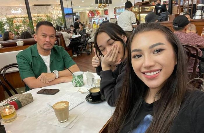Shafa Haris Punya Adik Baru? Faisal Haris Gendong Bayi Berparas Bule ... Shafa Haris Punya Adik Baru? Faisal Haris Gendong Bayi Berparas Bule ...