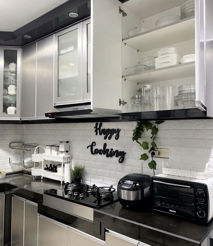 Jadi Pembeda, Desain Dapur Modern Disentuh Kitchen Set Hitam Putih ...