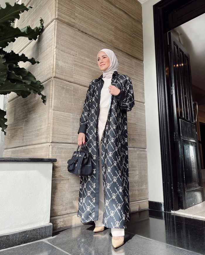 Santun dan Mewah, Intip Tampilan OOTD Olla Ramlan Sambil Tenteng Tas ...