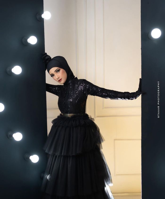 Janda Rizki DA Nadya Mustika Tampil Cantik Kenakan Outfit Serba Hitam Saat Pemotretan Jadi ...