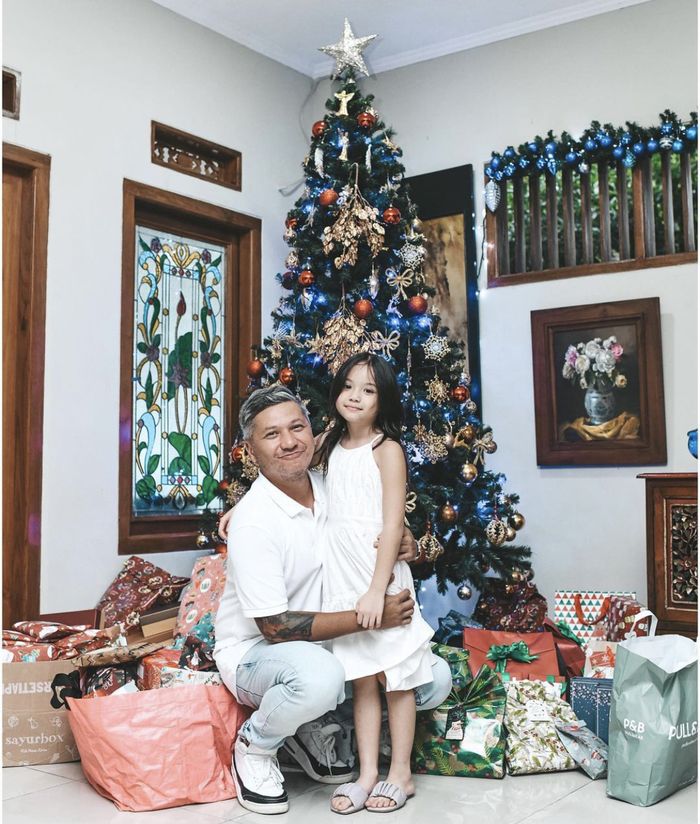 Foto Natal Gisel Tampak Beda, Gempi Bahagia di Keluarga Gading Marten - Fotokita