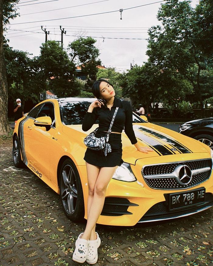 Pose di Depan Mobil Mewah, Gaya Fuji Pakai Rok Mini Curi Perhatian Netizen