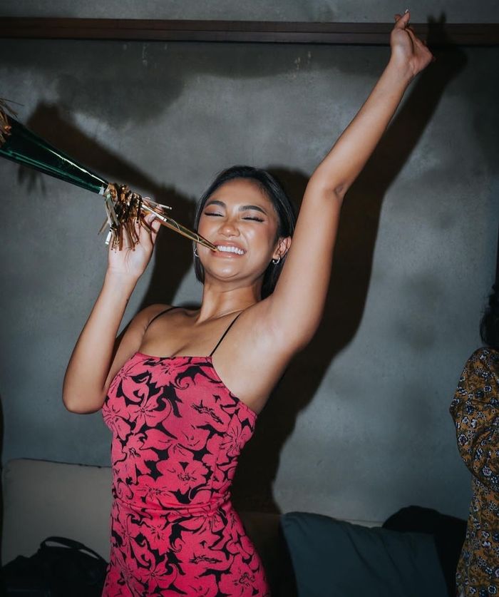 Mulus Banget Kayak Perosotan TK! Pamer Ketiak Mulus Sambil Tiup Terompet, Marion Jola Sukses ...