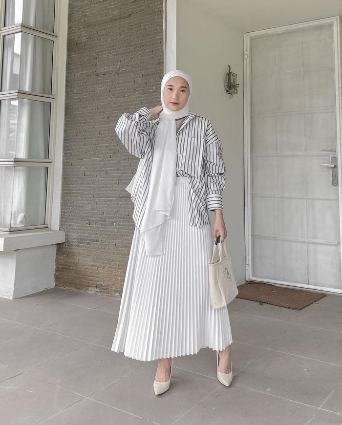 Inspirasi Outfit Hijab Pakai Rok Putih ala Selebgram Denisa Rani - Stylo Inspirasi Outfit Hijab Pakai Rok Putih ala Selebgram Denisa Rani - Stylo