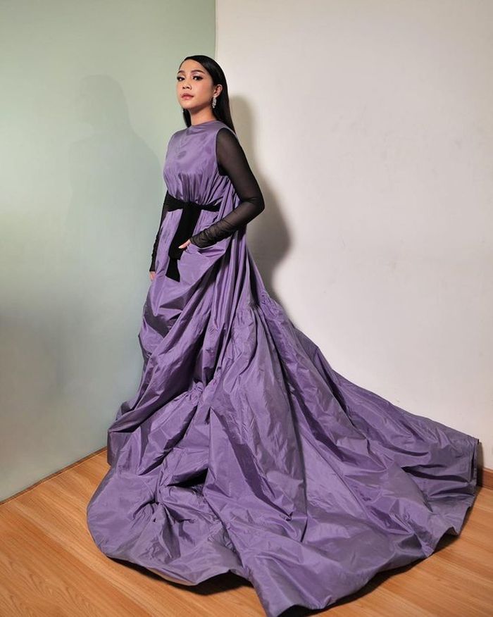 Baju Tips Nagita Slavina Disebut Mirip Saringan, Nggak Disangka Harganya Bikin Netizen Terkaget ...