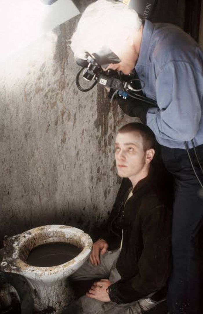 Toilet Jorok di Film 'Trainspotting' Ternyata Rasa Coklat - Hai