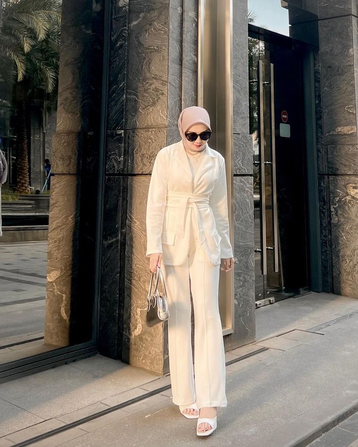 Inspirasi Style Hijab Pakai Blazer dari Selebgram Azizah Limi - Stylo