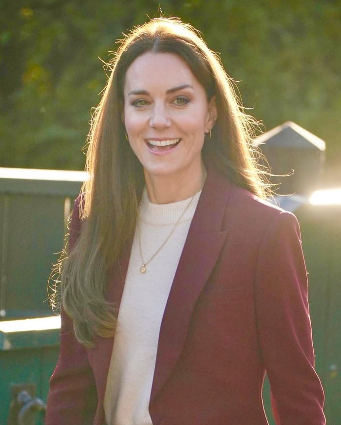 Inspirasi Tampil Menawan dengan Setelan Warna Burgundy ala Kate ... Inspirasi Tampil Menawan dengan Setelan Warna Burgundy ala Kate ...