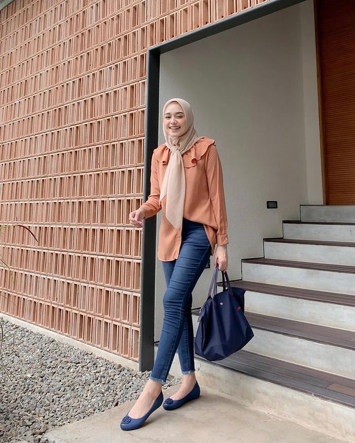 Fresh! Intip 5 OOTD Hijab Warna Oranye yang Enggak Lebay dan Ngejreng! - Halaman 2 - CewekBanget
