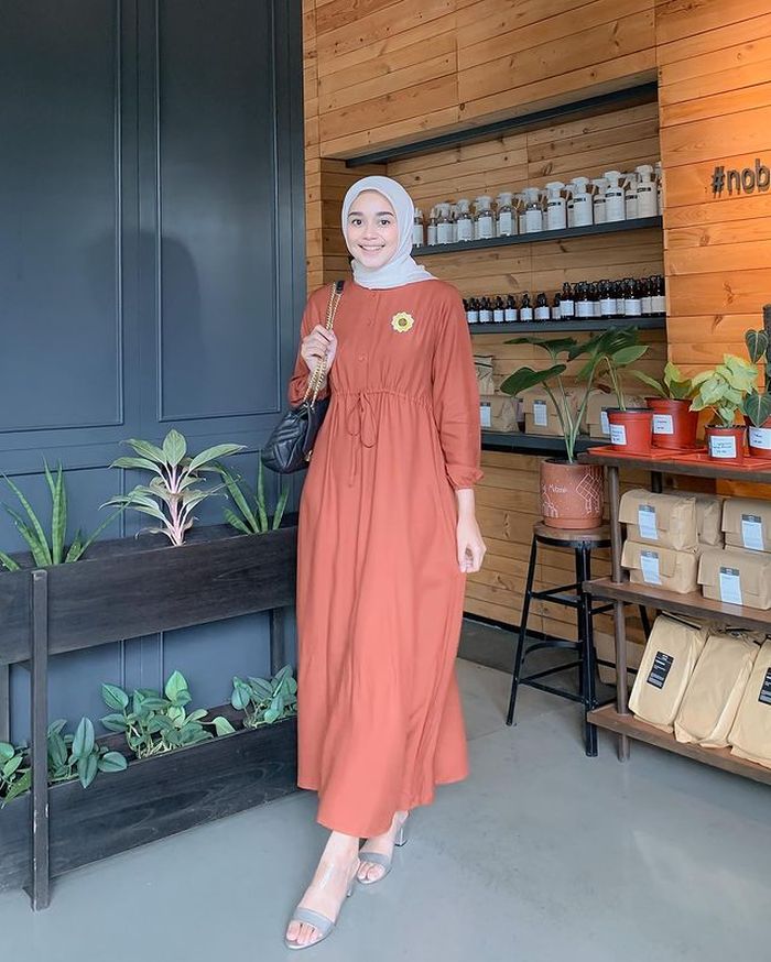 Fresh! Intip 5 OOTD Hijab Warna Oranye yang Enggak Lebay dan Ngejreng! - Semua Halaman - CewekBanget
