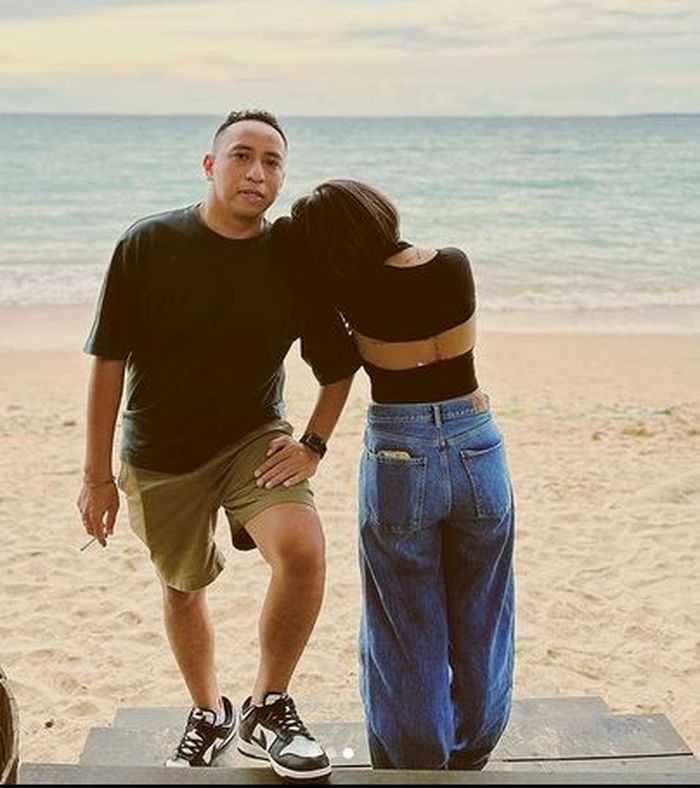 Pantai Kalah Eksotis! Intip Seksinya Marion Jola Saat Pamer Kemesraan - Stylo