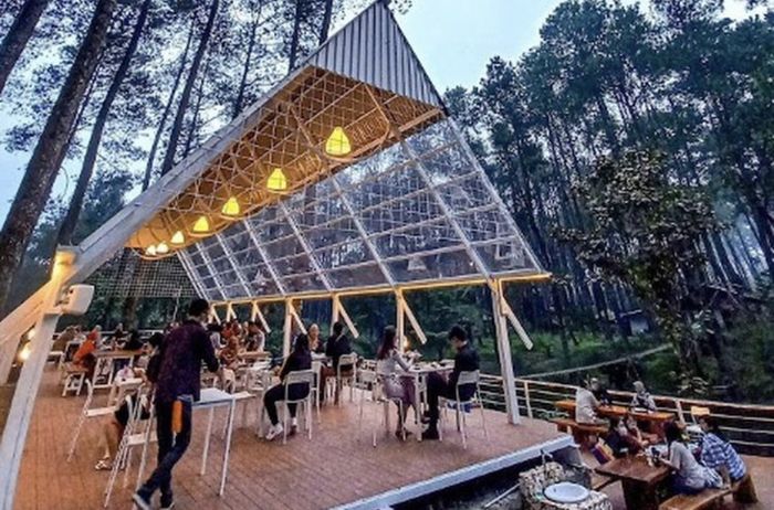 Cara Buat Foto Estetik di Warung Kopi Gunung Cikole, Tempat Wisata Hits ...