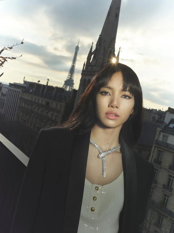 Member BLACKPINK Lisa Tampil Seksi di Cover Majalah Prancis Madame ...