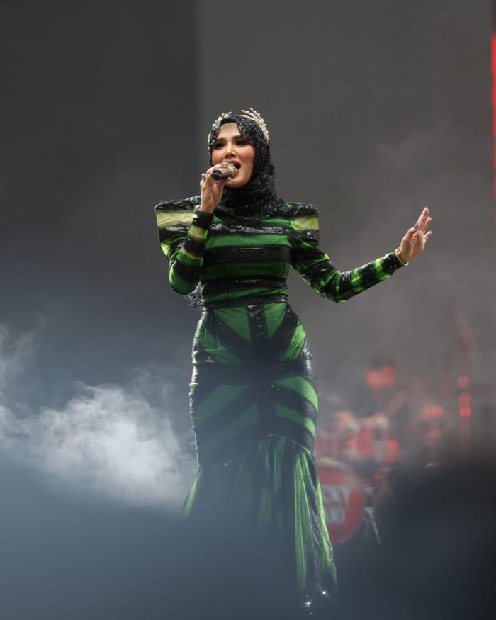 Fashion Hijab Memukau Mulan Jameela yang Makin Berani saat Manggung ...