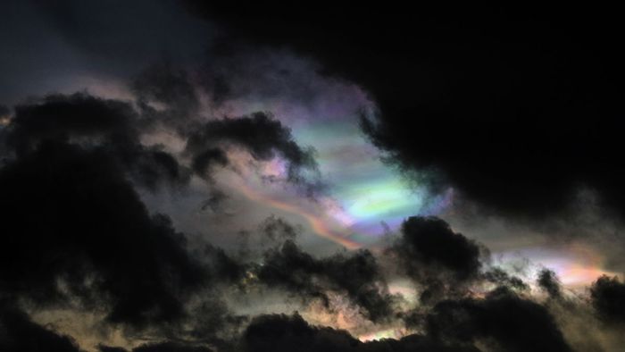 Warna Warni Awan Pelangi yang Sangat Langka Menerangi Lingkaran Arktika ...