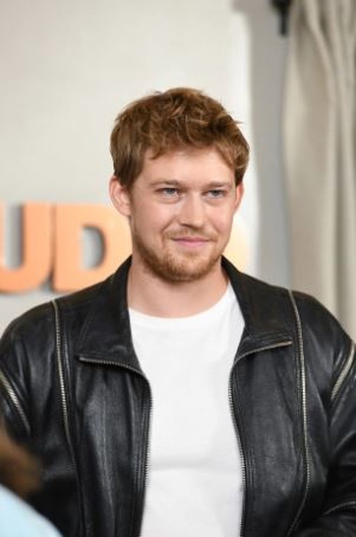 Cute! Taylor Swift Pakai Jaket Joe Alwyn di Grammys Afterparty ...