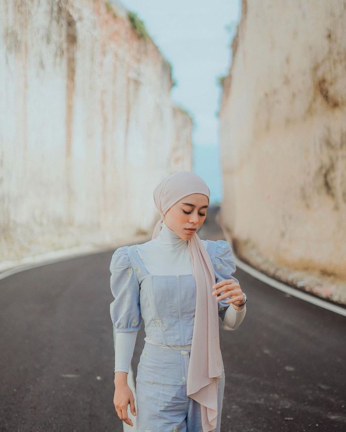 Pamer Leher Pakai Turban, Konsep Gaya Hijab Lesty Kejora Dipertanyakan - Stylo