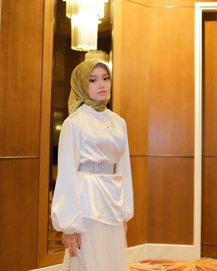 5 Model Atasan Putih Hijab Modis untuk Lebaran 2023 #PowerUpRamadan ...