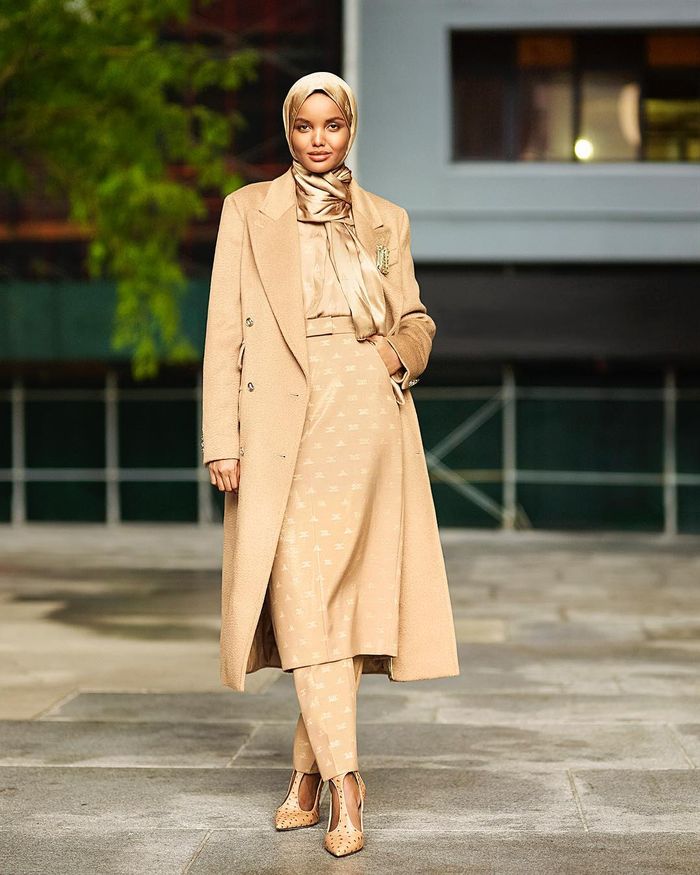 5 Baju Lebaran ala Halima Aden, Supermodel Hijabi Pertama Dunia ...