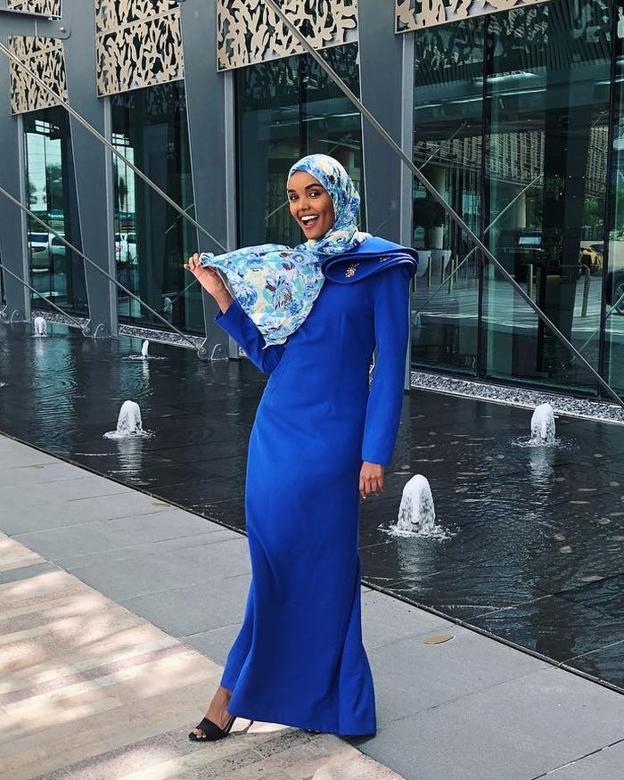 5 Baju Lebaran ala Halima Aden, Supermodel Hijabi Pertama Dunia - CewekBanget