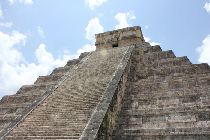 Mengulik Keunikan El Castillo, Kuil Suci untuk Dewa Ular Kukulcán ...