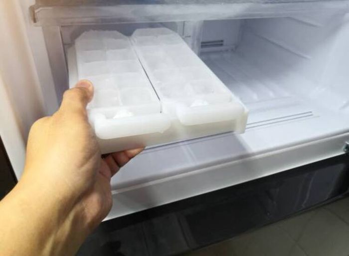 Gak Perlu Dicongkel, Cara Cegah Es Batu Lengket di Freezer Ternyata Begini Triknya - Semua ...