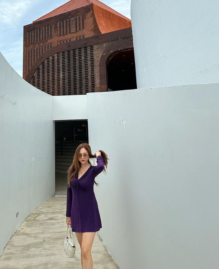 Janda Seksi Paripurna! Gaya Aura Kasih Pakai Mini Dress Ungu Disorot ...