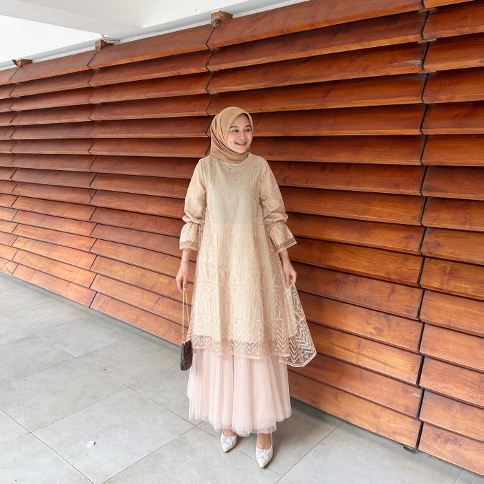 Inspirasi Outfit Hijab Dress Brokat Kekinian untuk Kondangan - Stylo