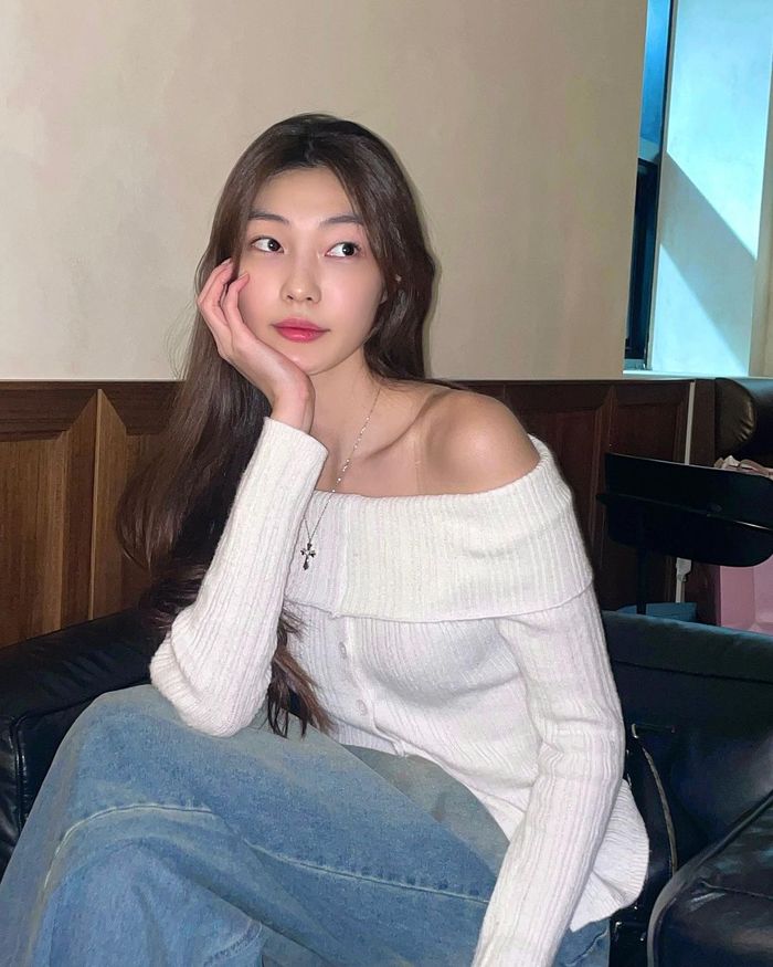 Outfit Kim Soo Bin Pacar Yoon Park yang Casual Tapi Tetap Anggun ...