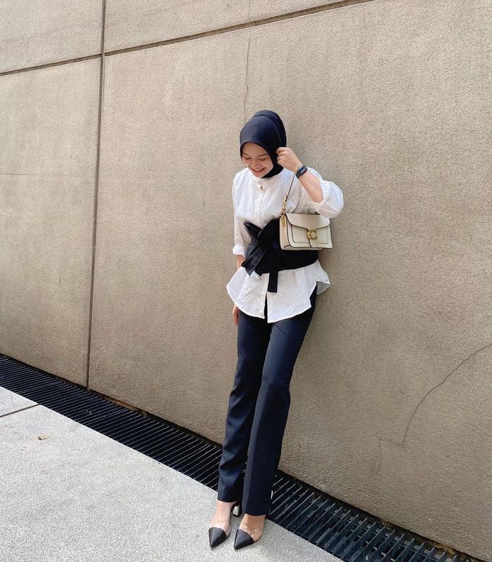 Inspirasi Padu Padan Outfit Hijab Pakai Kemeja Putih Agar Makin Modis - Stylo