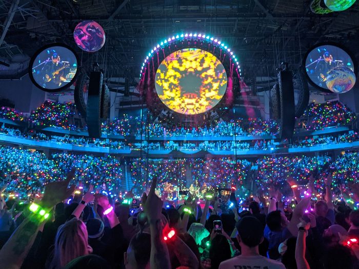 Keren! Ini Teknologi Canggih yang Digunakan Coldplay Saat Konser ...