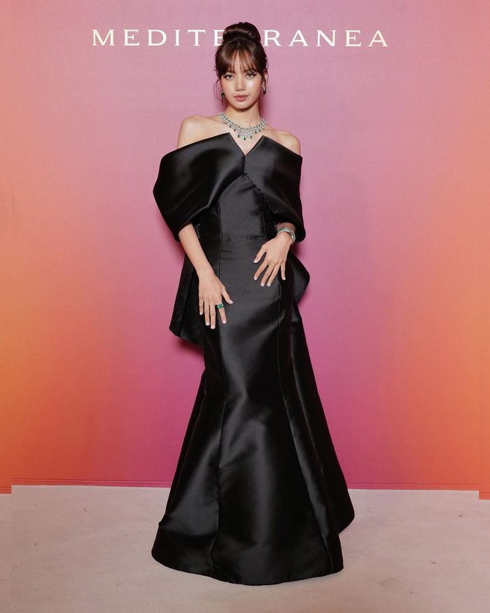 Lisa BLACKPINK Glamor Pakai Outfit Hitam di Acara BVLGARI Mediterranea ...