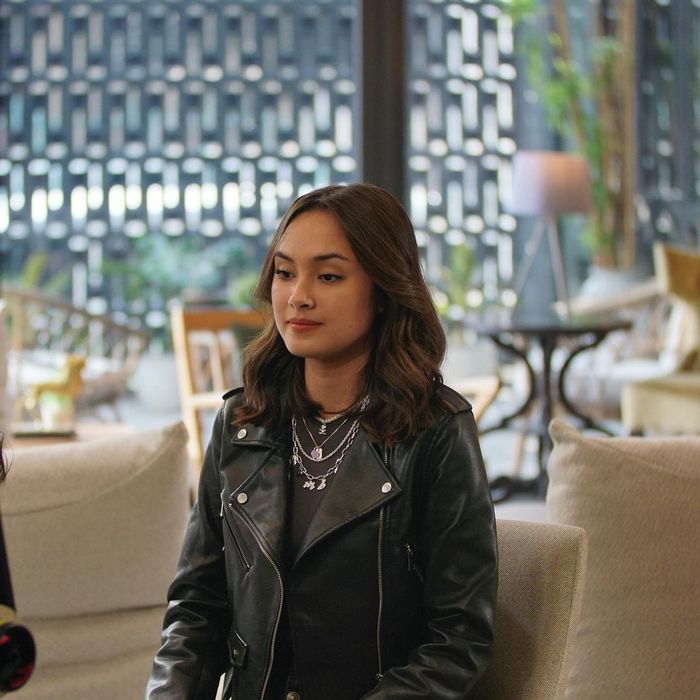 4 Cara Caitlin Halderman Pakai Jaket Kulit Langsung Modis Banget ...