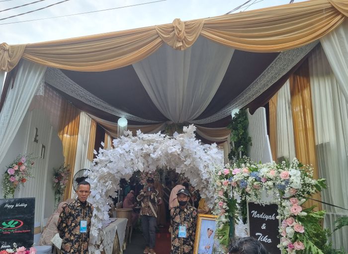 Rumah Bu Eny Disulap Jadi Pelaminan, Dekorasi Pernikahan Tiko Berhias ...