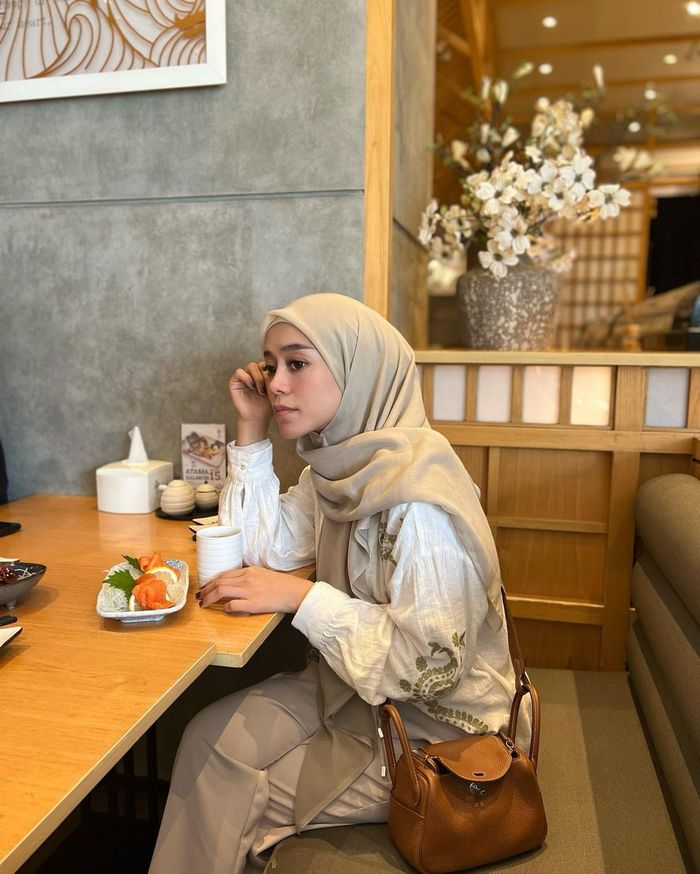 Santai Melamun Makan Sushi, Lesty Kejora Kepergok Pakai Tas Mungil Rp93,6 Juta - Stylo