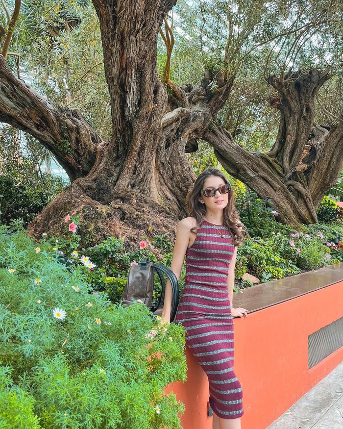 5 Outfit Zoe Abbas Jackson Kenakan Dress Tanpa Lengan Modis Menawan ...