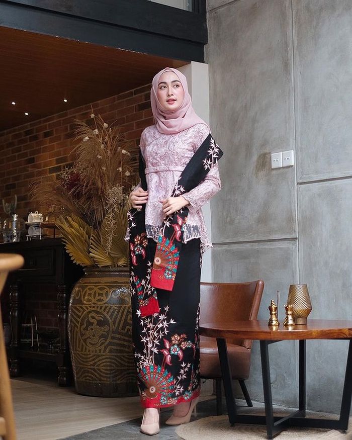 5 Outfit Batik Hijab Kondangan yang Berbeda dan Antimainstream ...
