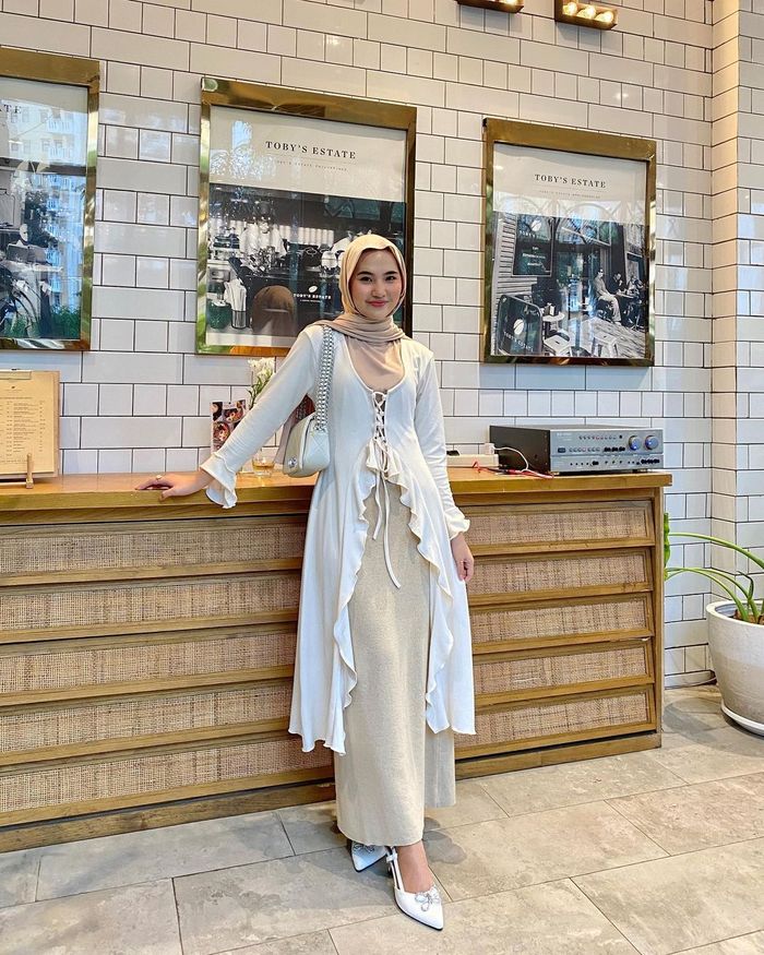 Padu Padan Outfit Hijab Pakai Atasan Putih yang Modis dari Selebgram - Stylo