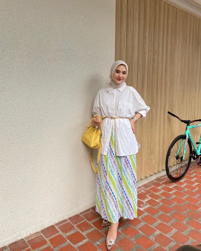 Padu Padan Outfit Hijab Pakai Atasan Putih yang Modis dari Selebgram - Stylo
