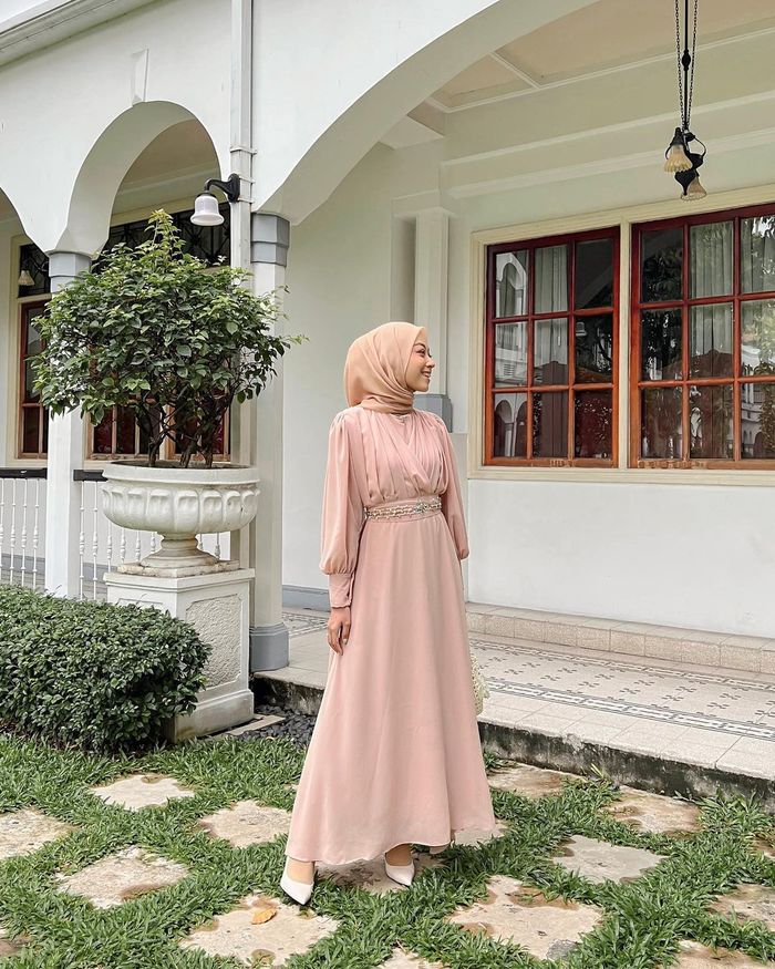 5 Outfit Dress Hijab Warna Pink yang Anggun dan Manis Buat Kondangan ...