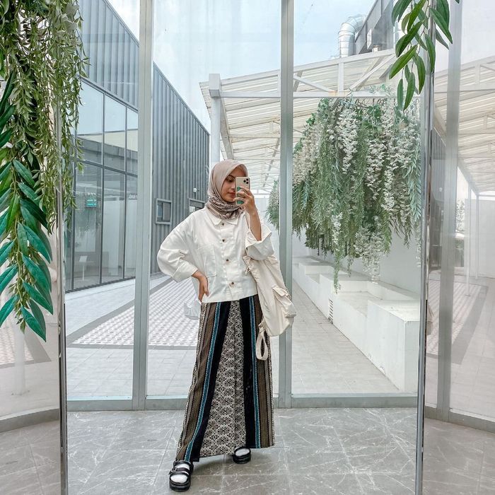 6 Outfit Hijab dengan Rok Motif Biar Makin Feminin dan Anggun - CewekBanget